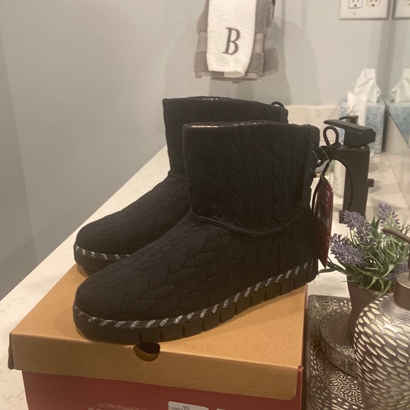 Muk Luks | Shoes | The Original Muk Luks Booties Nwt In Box Size 85 ...